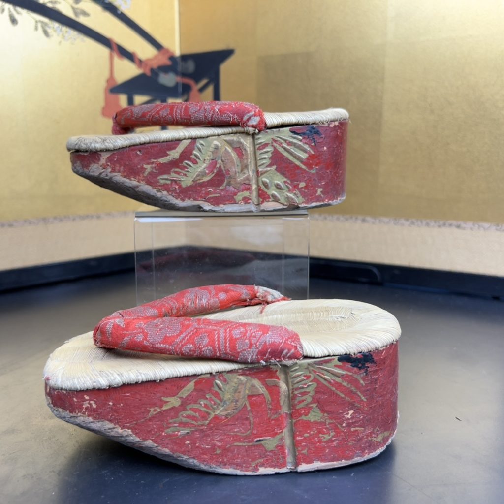 Paire de chaussons Okobo - KOGEIYA - Luc Hédin Art japon & Corée