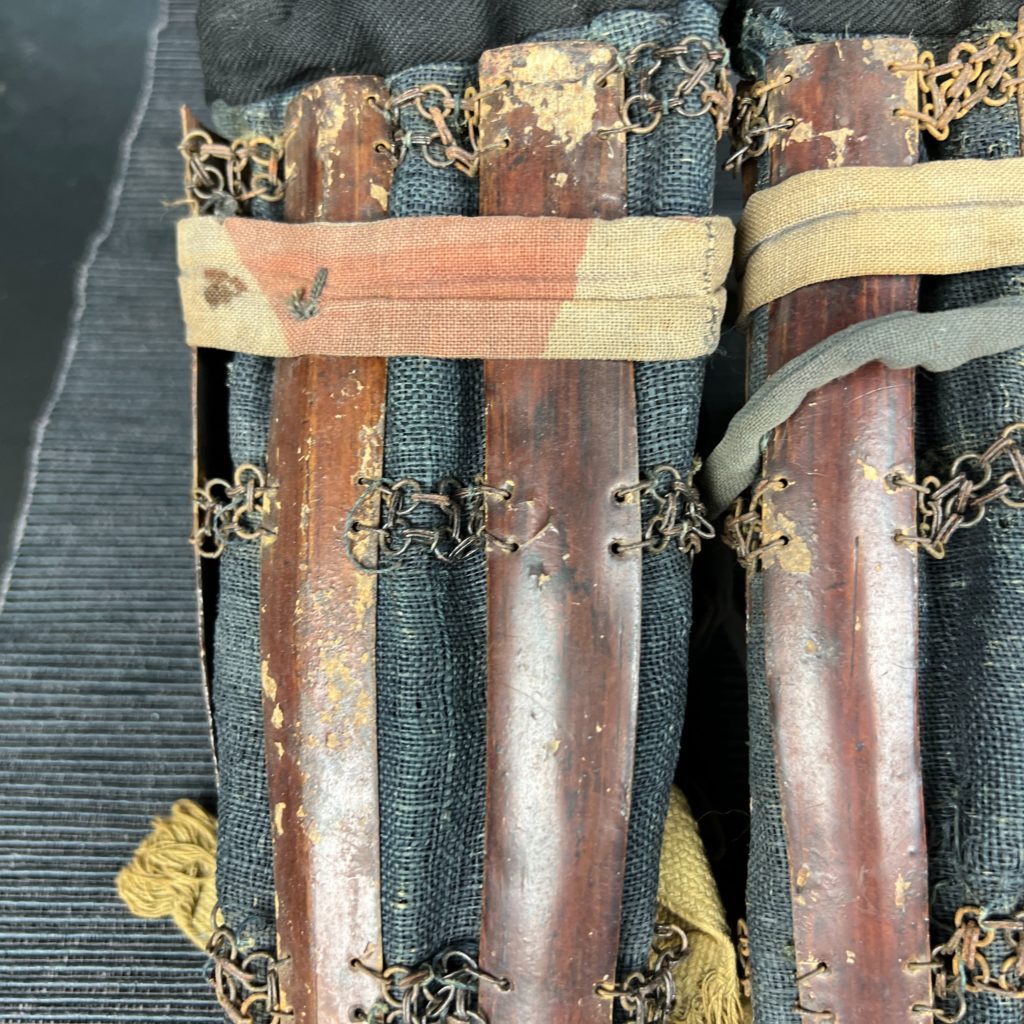 Suneate (protèges tibias) de samouraï Edo (fin XVIIIe s.) RÉSERVÉS ...