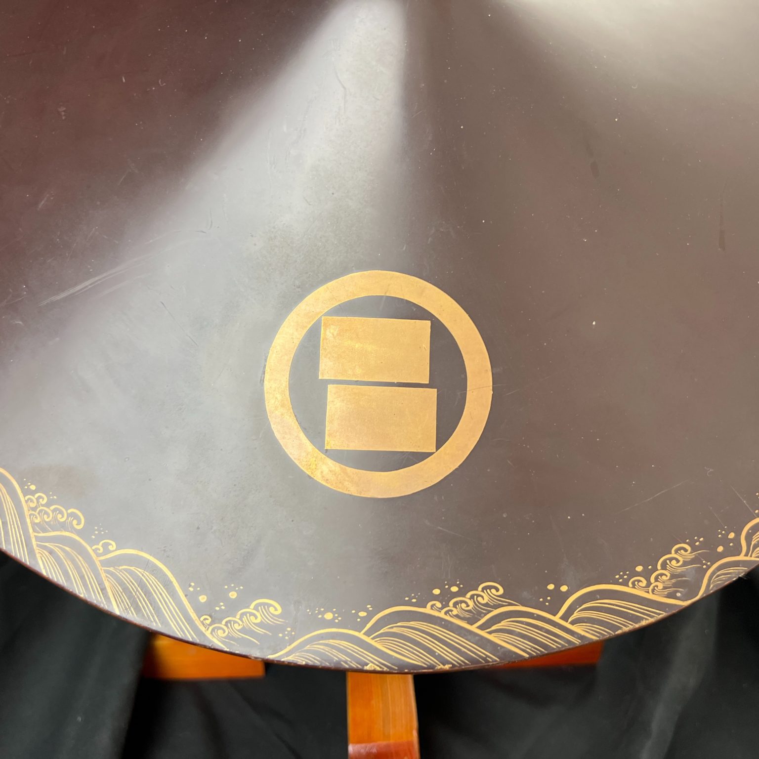 Jingasa laqué à décor de vagues et d'un mon - Fin Edo XIXe s. - KOGEIYA ...