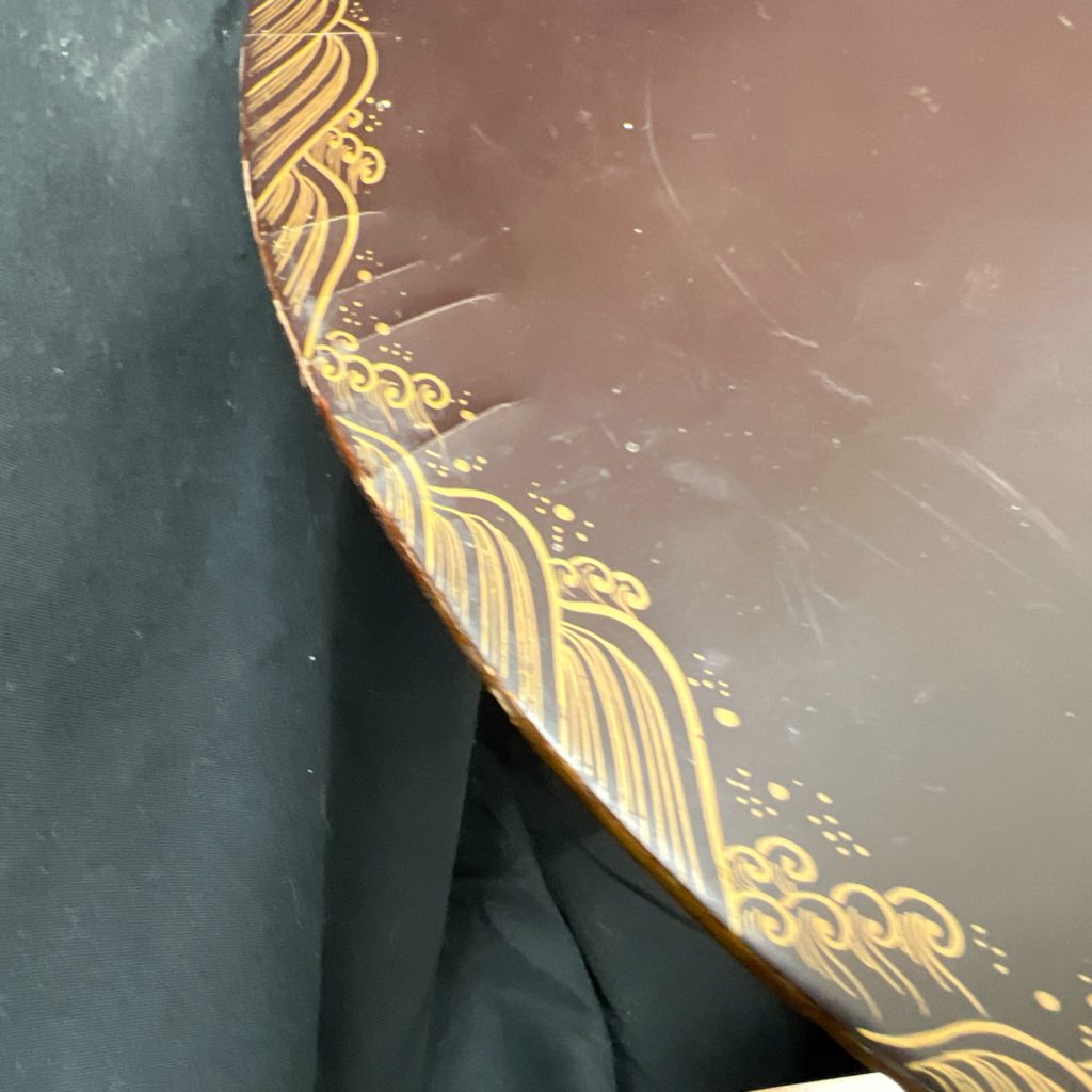 Jingasa laqué à décor de vagues et d'un mon - Fin Edo XIXe s. - KOGEIYA ...