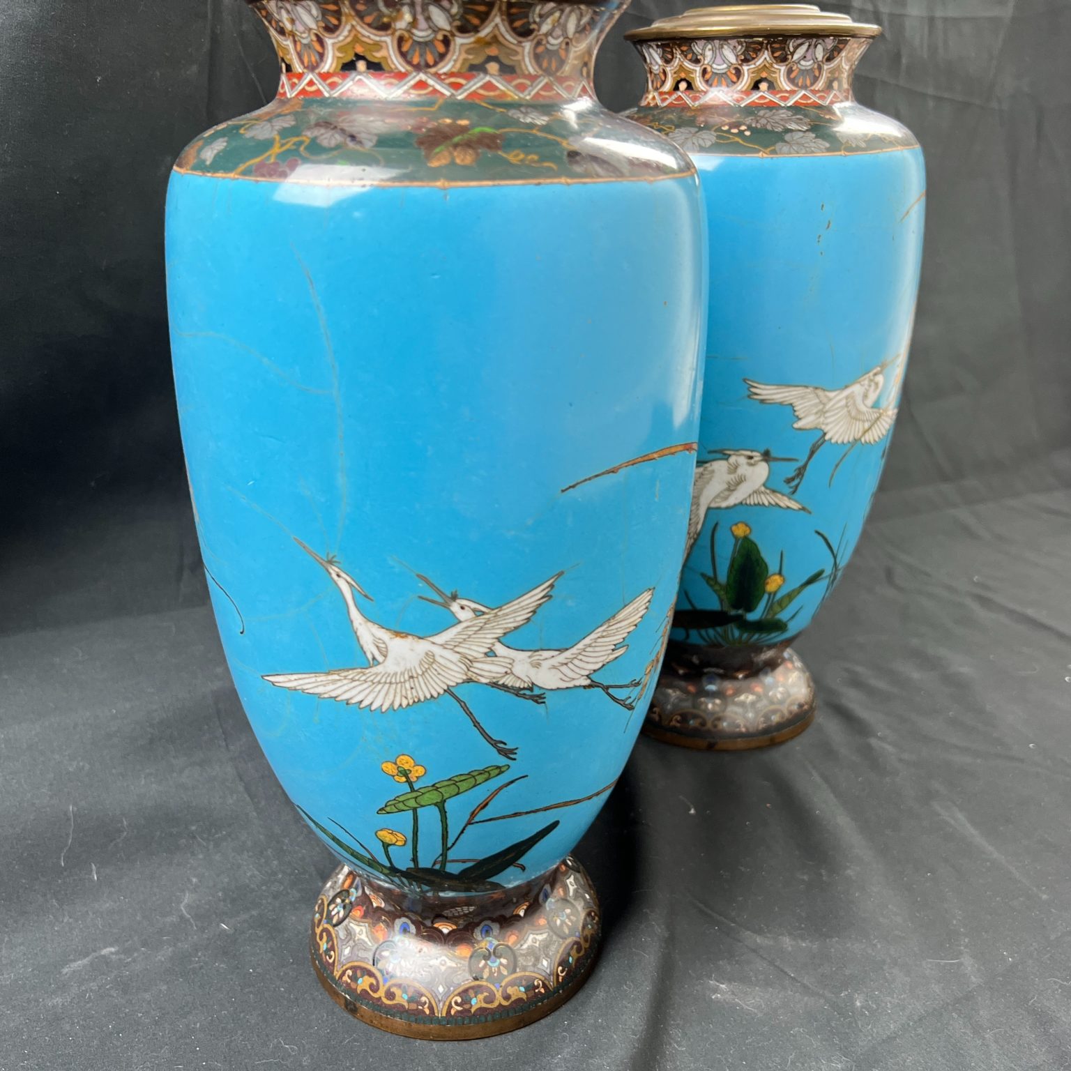 Paire de vases en émaux cloisonnés à décor d'oiseaux et végétaux ...