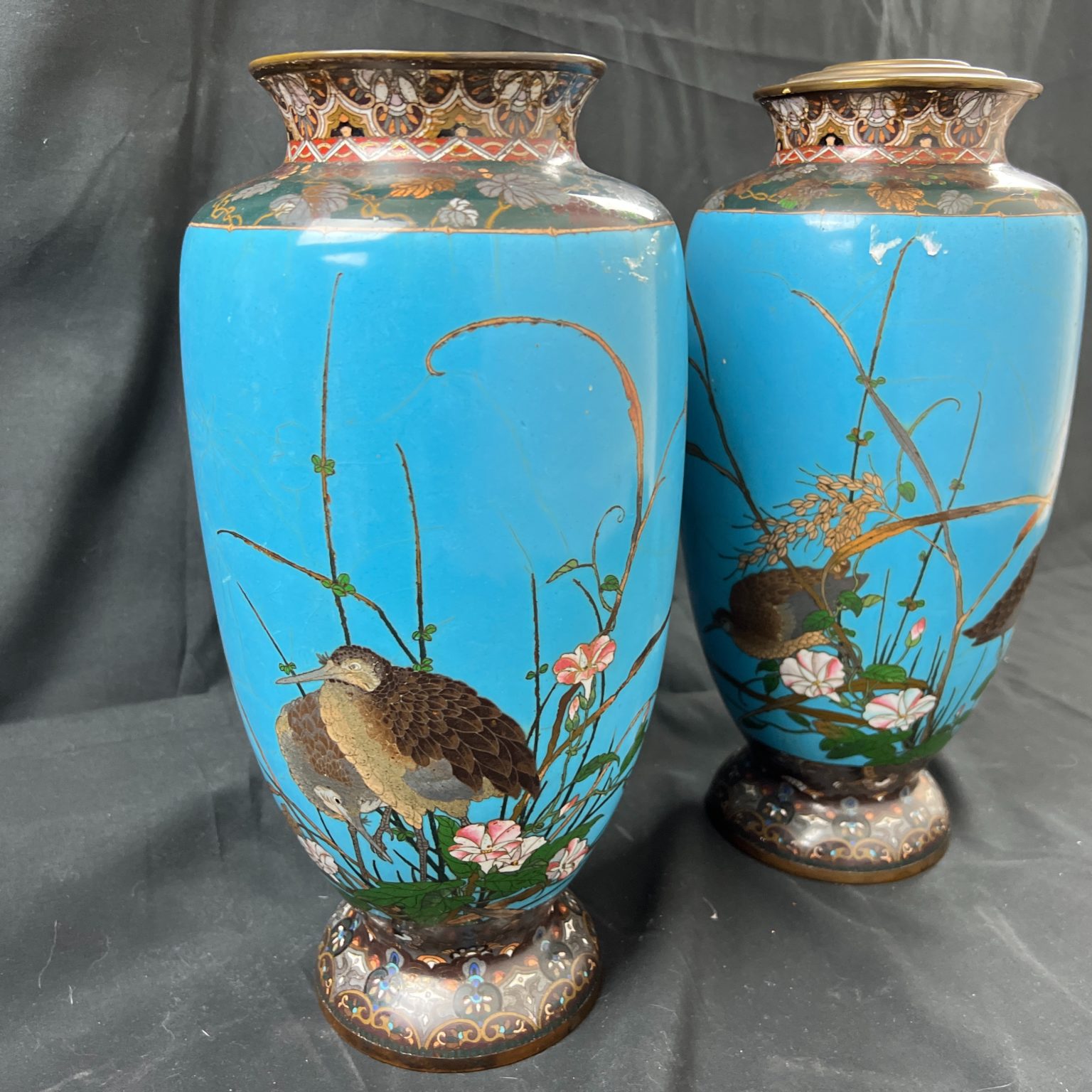 Paire de vases en émaux cloisonnés à décor d'oiseaux et végétaux ...
