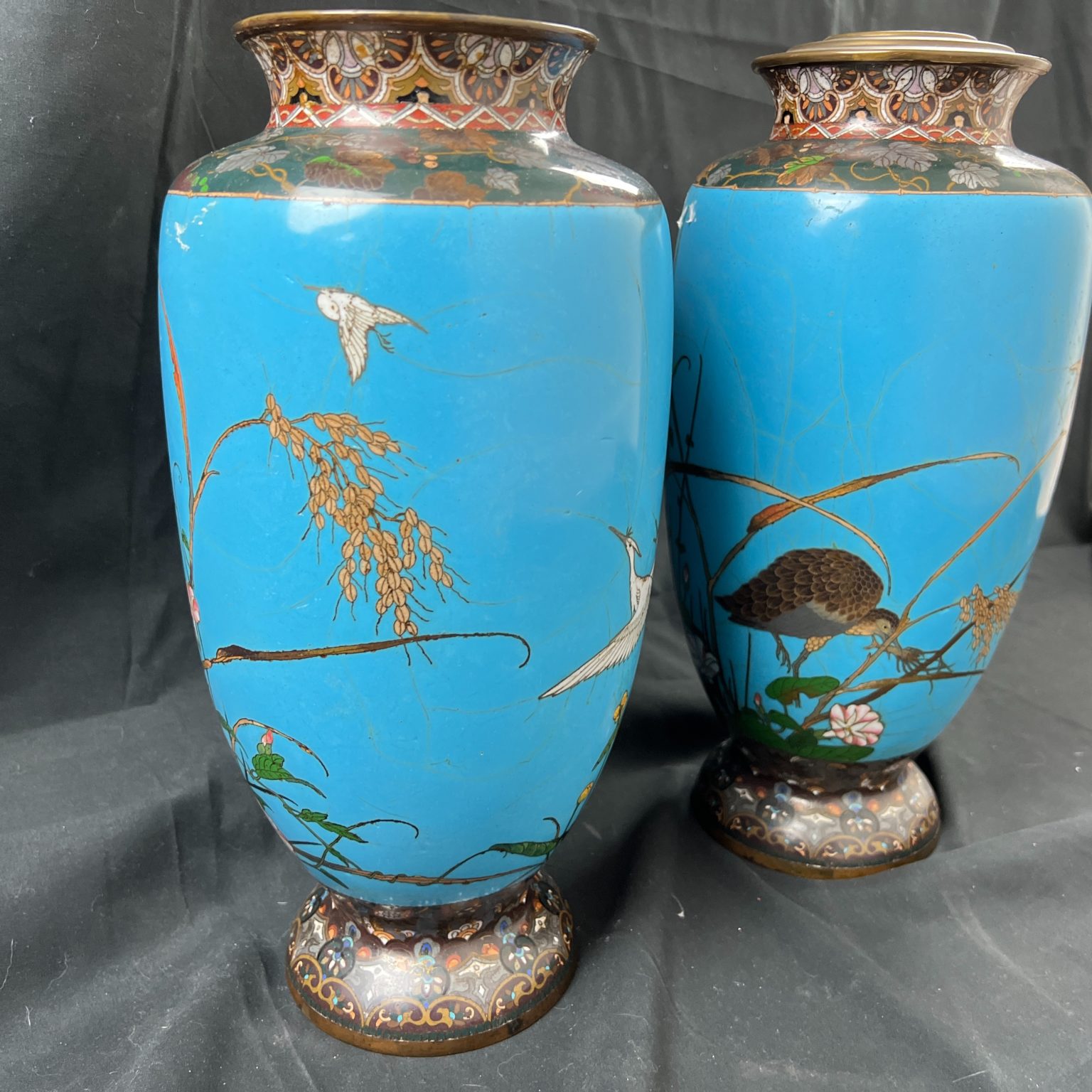 Paire de vases en émaux cloisonnés à décor d'oiseaux et végétaux ...