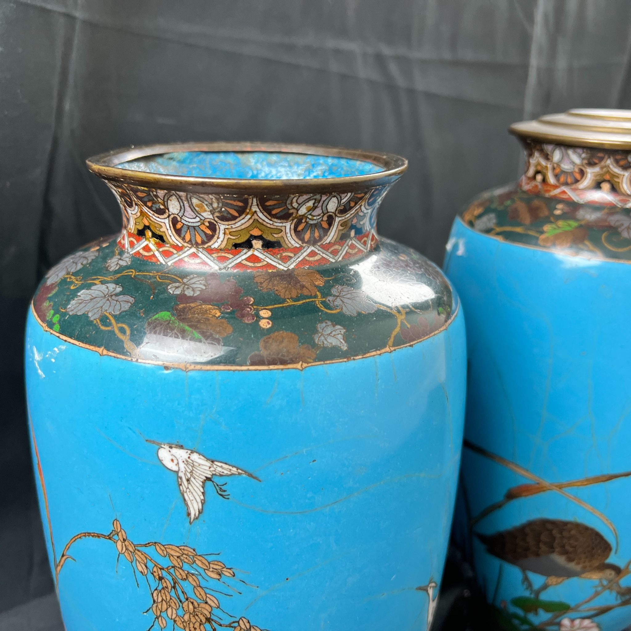 Paire de vases en émaux cloisonnés à décor d'oiseaux et végétaux ...
