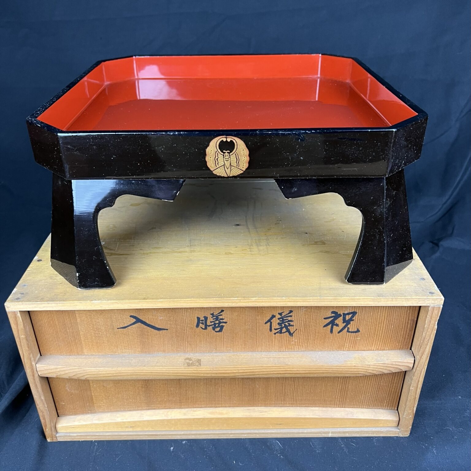 Petite table-plateau laquée à décor d'un mon - Shōwa XXe s. - KOGEIYA ...