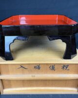 Petite table-plateau laquée à décor d'un mon - Shōwa XXe s. - KOGEIYA ...