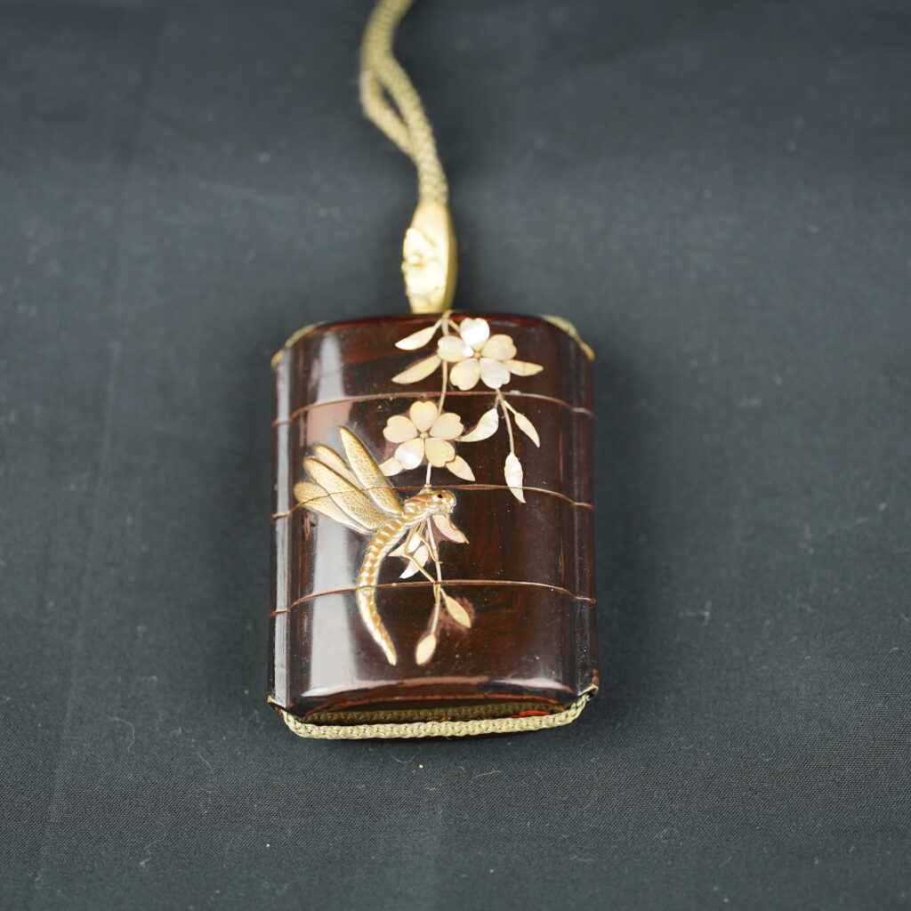 Inro en laque brune à décor de libellules et fleurs en nacre signé ...