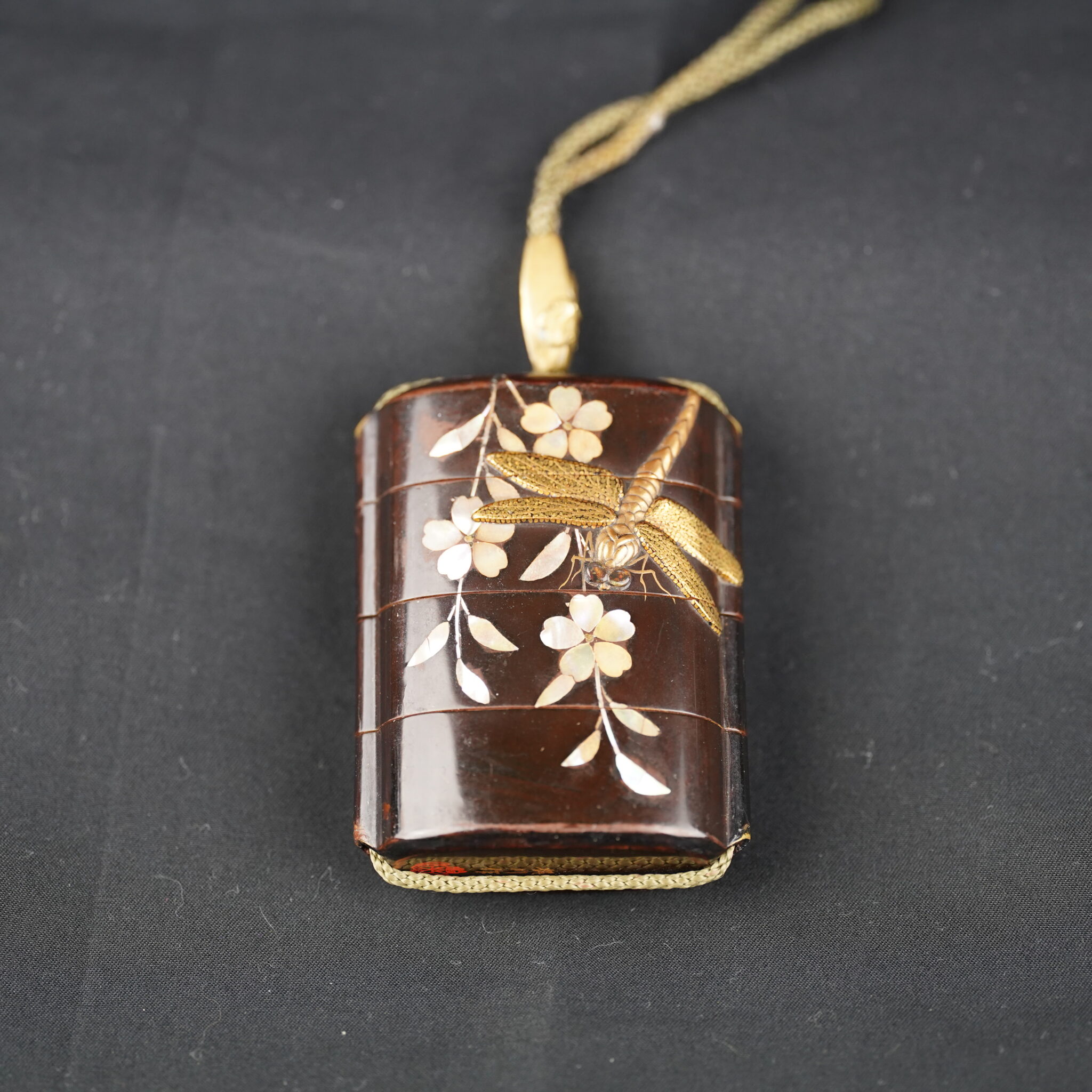 Inro en laque brune à décor de libellules et fleurs en nacre signé ...