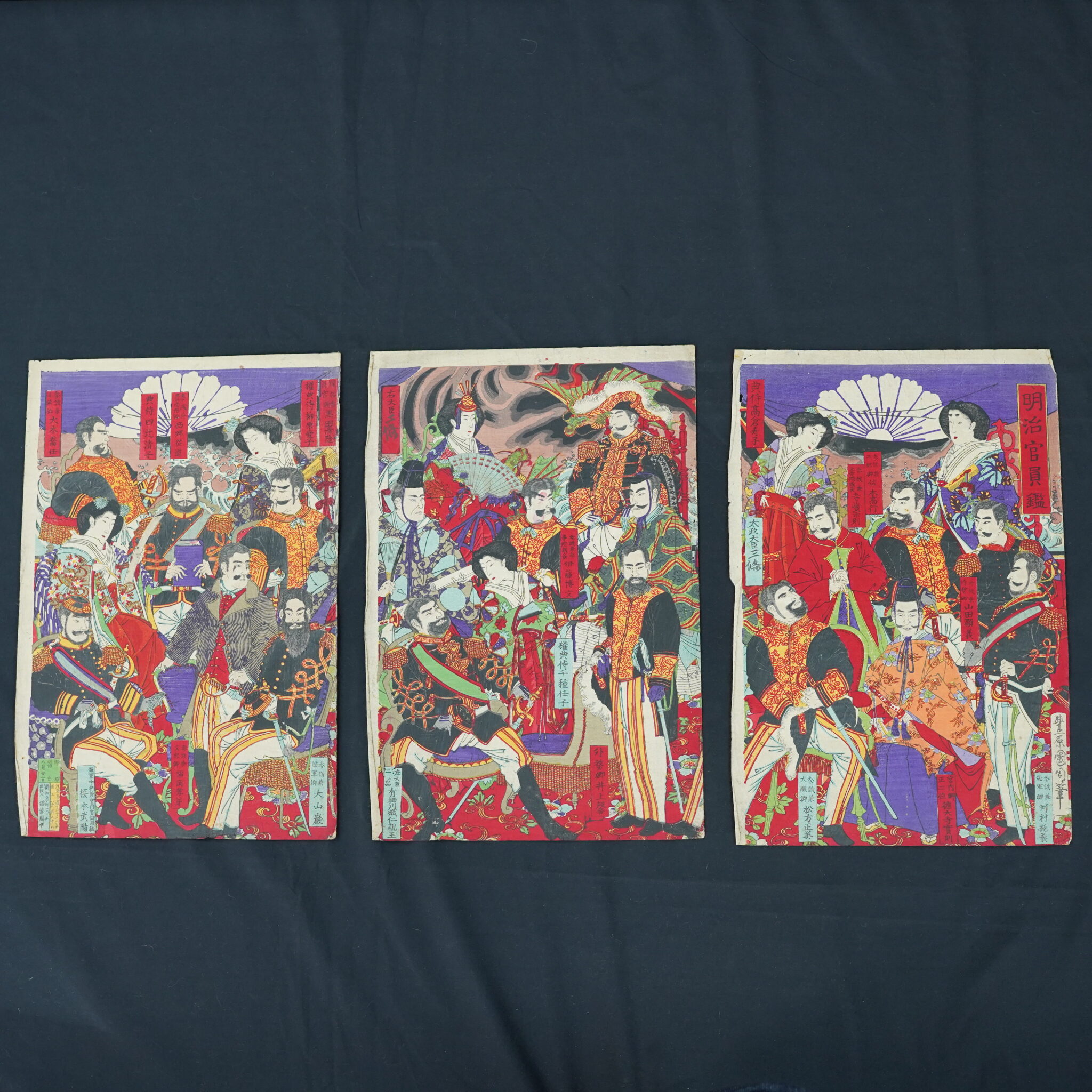 Triptyque d'estampes japonaises de Toyohara Kunichika représentant les ...