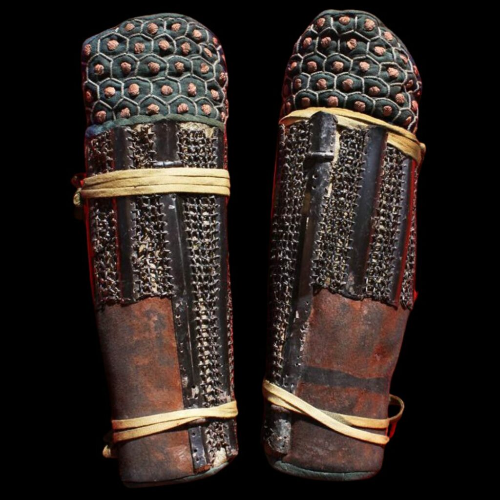 Suneate (protèges tibias) de samouraï Edo (fin XVIIIe s.) - KOGEIYA ...